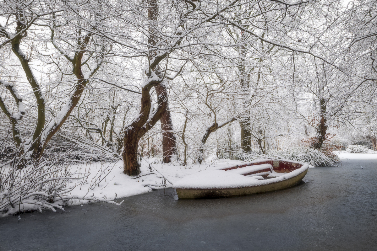 Besneeuwd Bootje in Park - foto van ThijsFr - Landschap - Zoom.nl