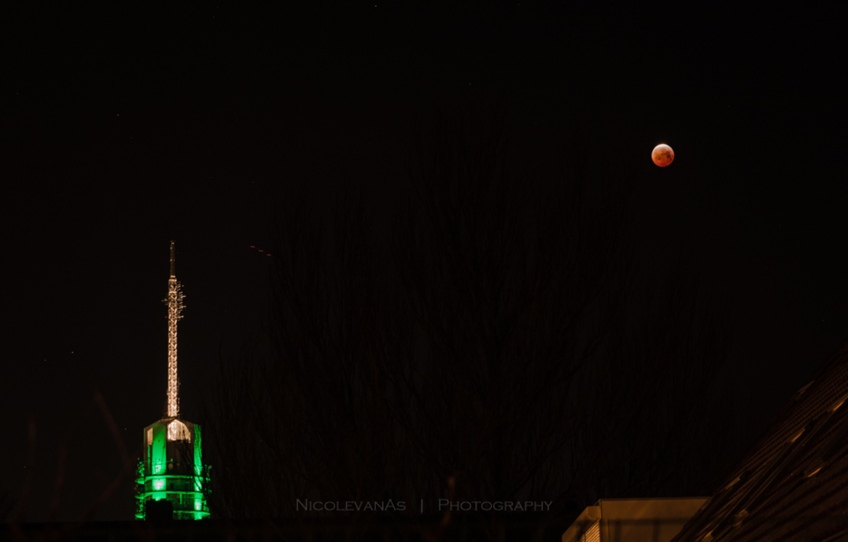 Superbloedwolfmaan met toren. - foto van nicole-8 - Natuur - Zoom.nl